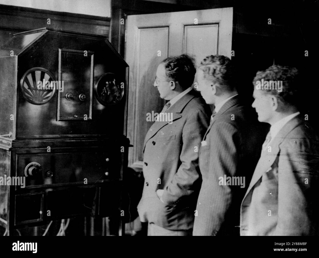 The first television pictures hi-res stock photography and images - Alamy