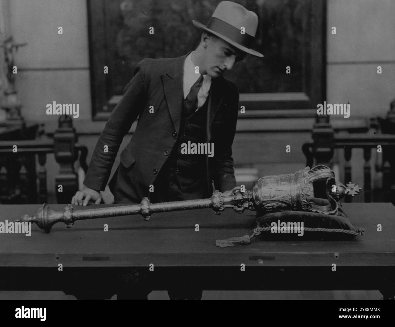 Gift From England -- Mace presented to the Royal Australian College of ...