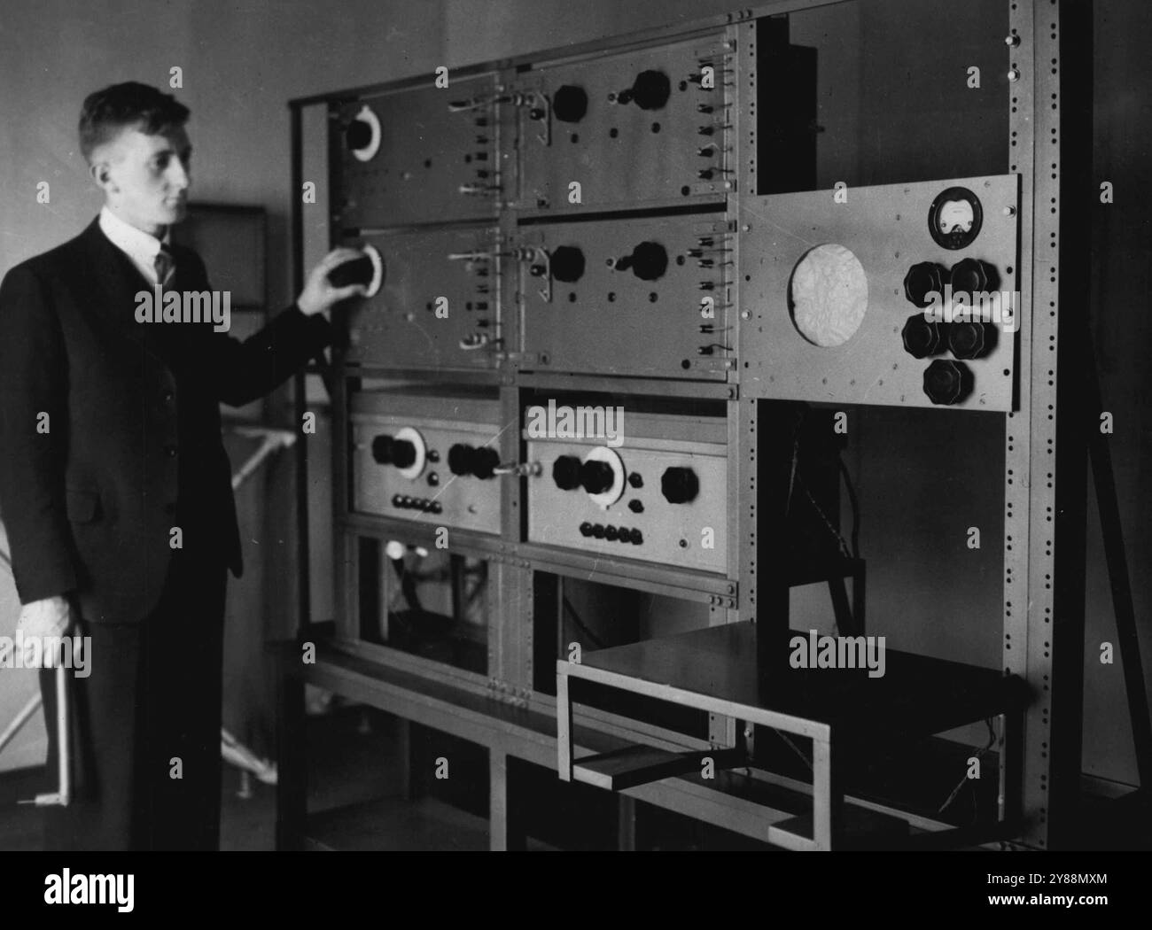 Transmitter at the Radio Research Boards laboratory in Royal Park ...