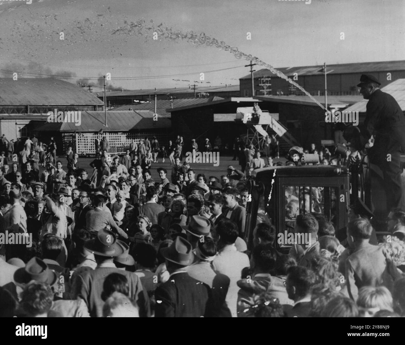 Crowd ***** Mascot Comet III arrival. December 05, 1955 Stock Photo - Alamy