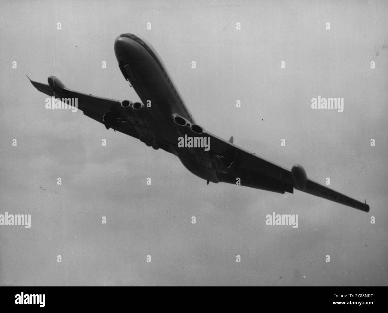 Comet At Farnborough -- A De Havilland Comet jet airliner mark three ...