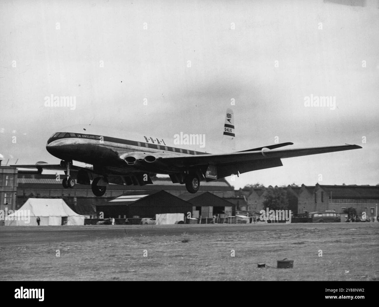Comet Arrives For Air Show -- The worlds first jet airliner the Comet ...