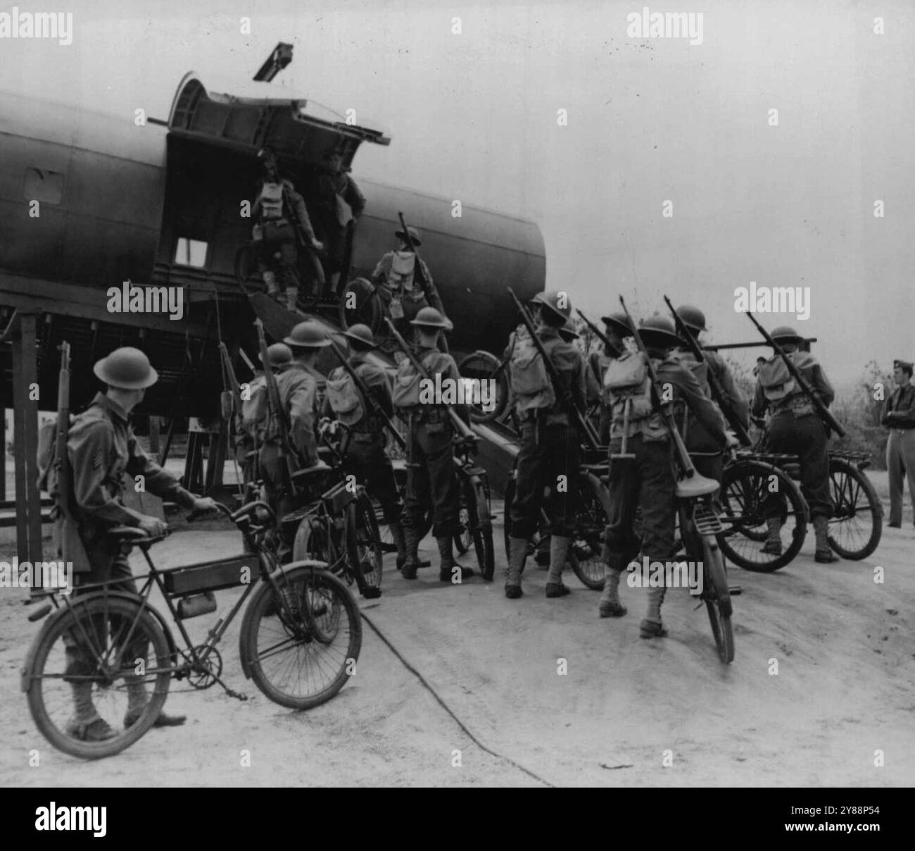 Hauling troops hi-res stock photography and images - Alamy