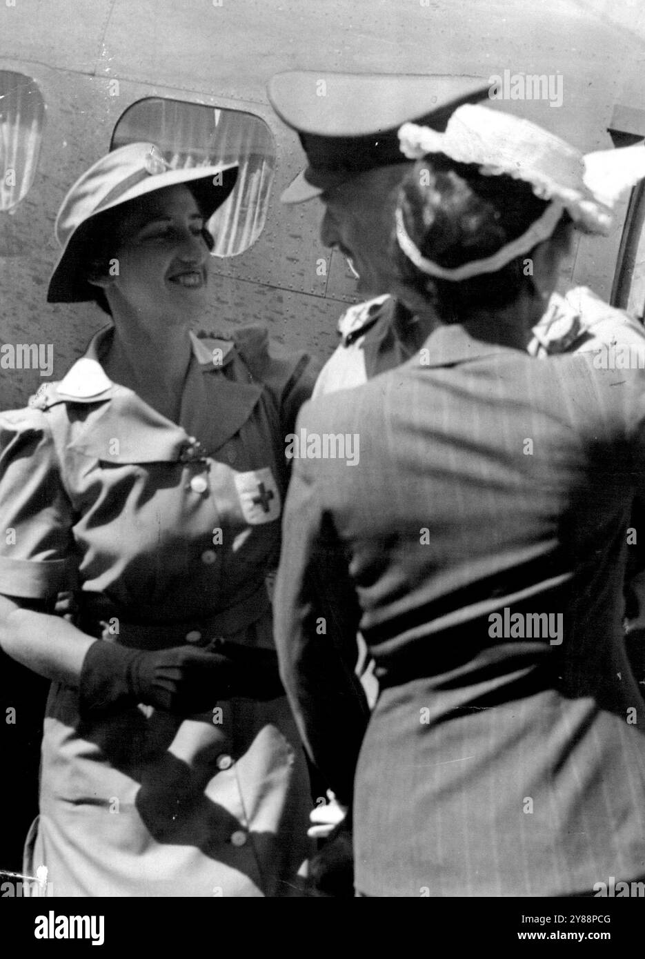 General Bennett is welcomed by his wife and daughter (left) on his ...