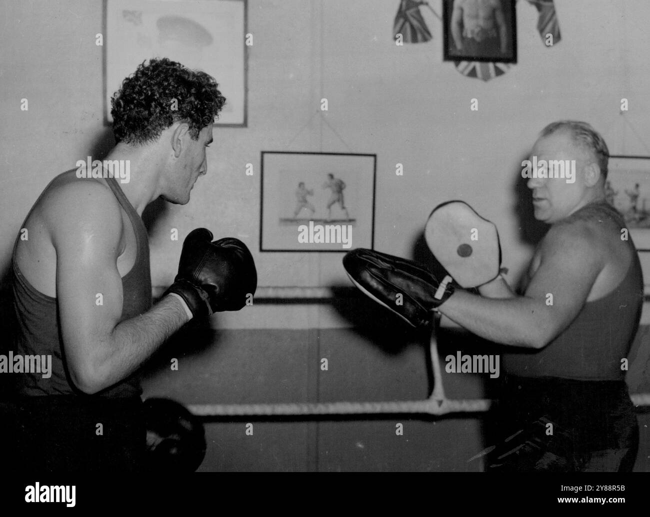Women boxing historical hi-res stock photography and images - Alamy