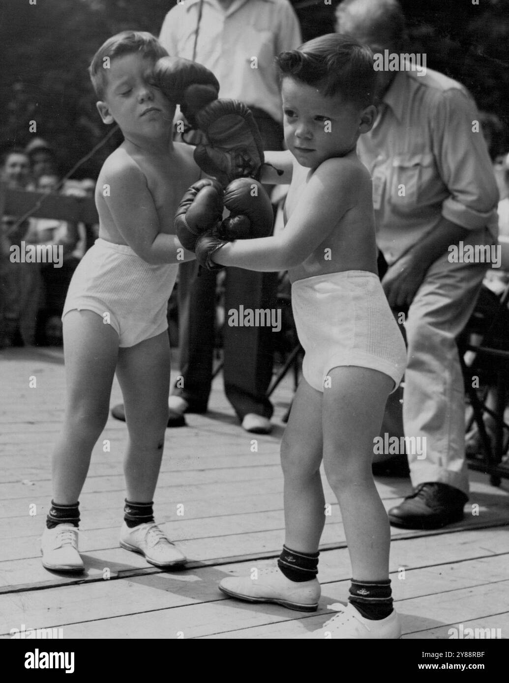 Children boxing vintage hi-res stock photography and images - Alamy