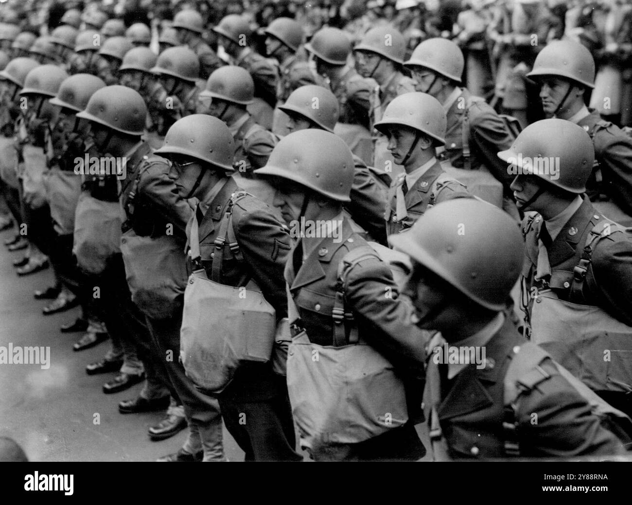 Types of American troops in full battle dress, who paraded in Martin ...