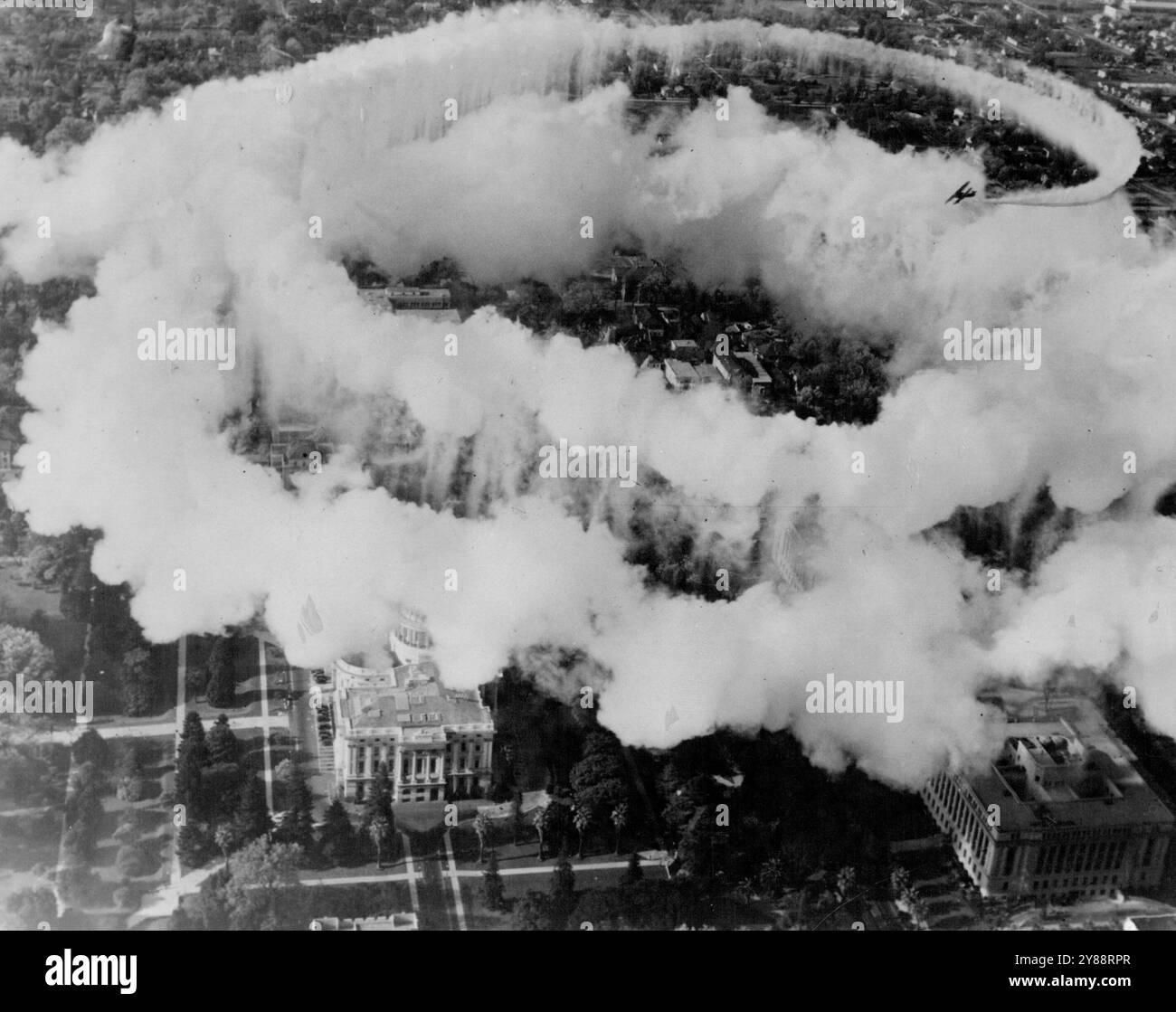 City Obscured By a smoke screen. Mimic ' plane warfare at Sacramento, U ...