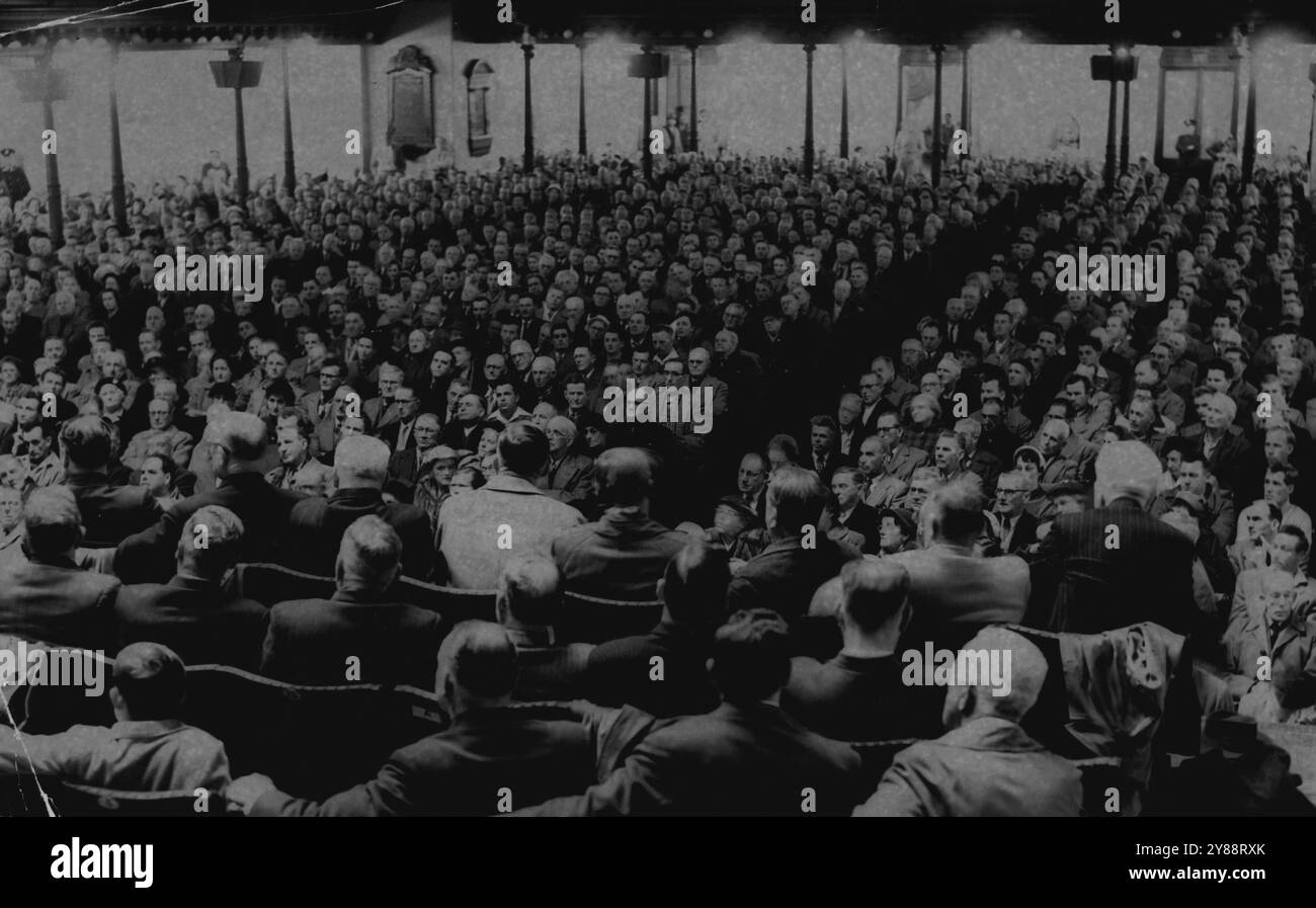 Labour Rally in Town Hall. August 8, 1955 Stock Photo - Alamy