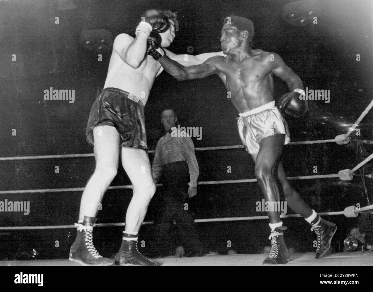 Ronnie Clayton Loses Empire Feather Weight Title To Roy Ankarah ...