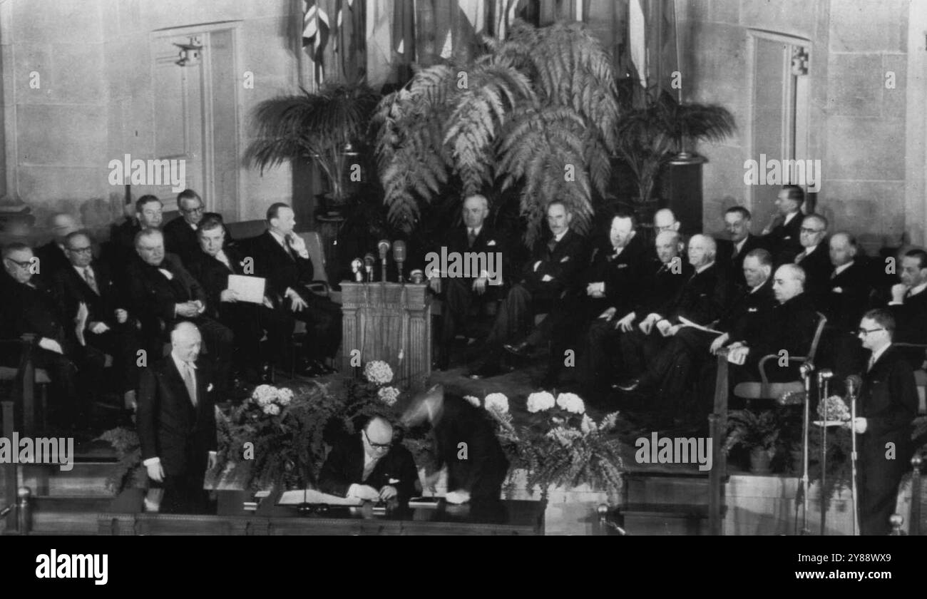 President truman seated in Black and White Stock Photos & Images - Alamy