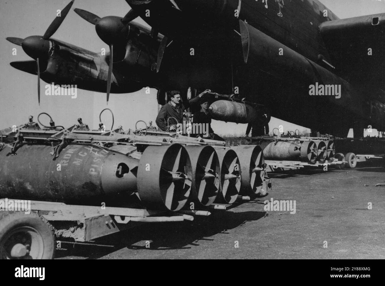Australian Air Force Crew In Britain Loading 1,000lb, bombs into a ...