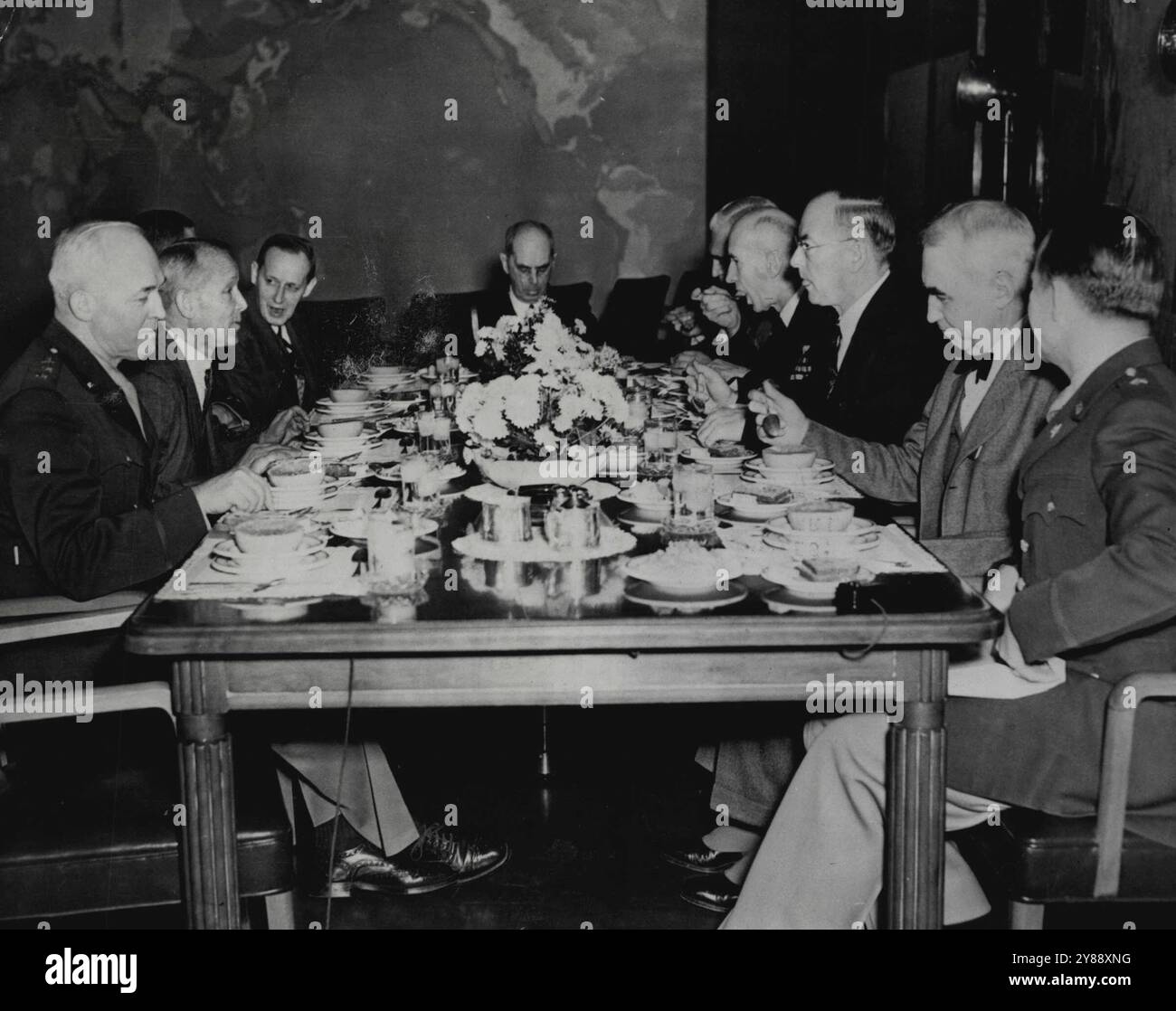 Military, Civilian Chiefs Exchange Notes -- Exchanging information ...