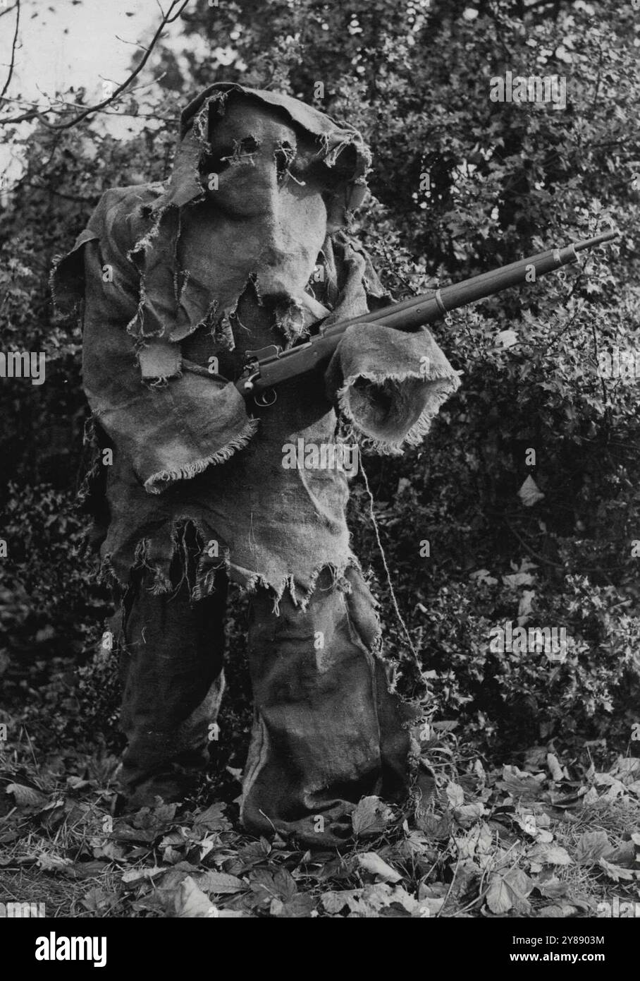 The "Vanishing" Home Guard -- A sniper in an effective sack camouflage ...