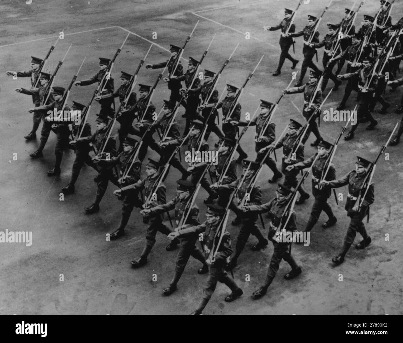 Grenadier Guardsman - British Soldiers - Brit. Military/Regiment. March ...