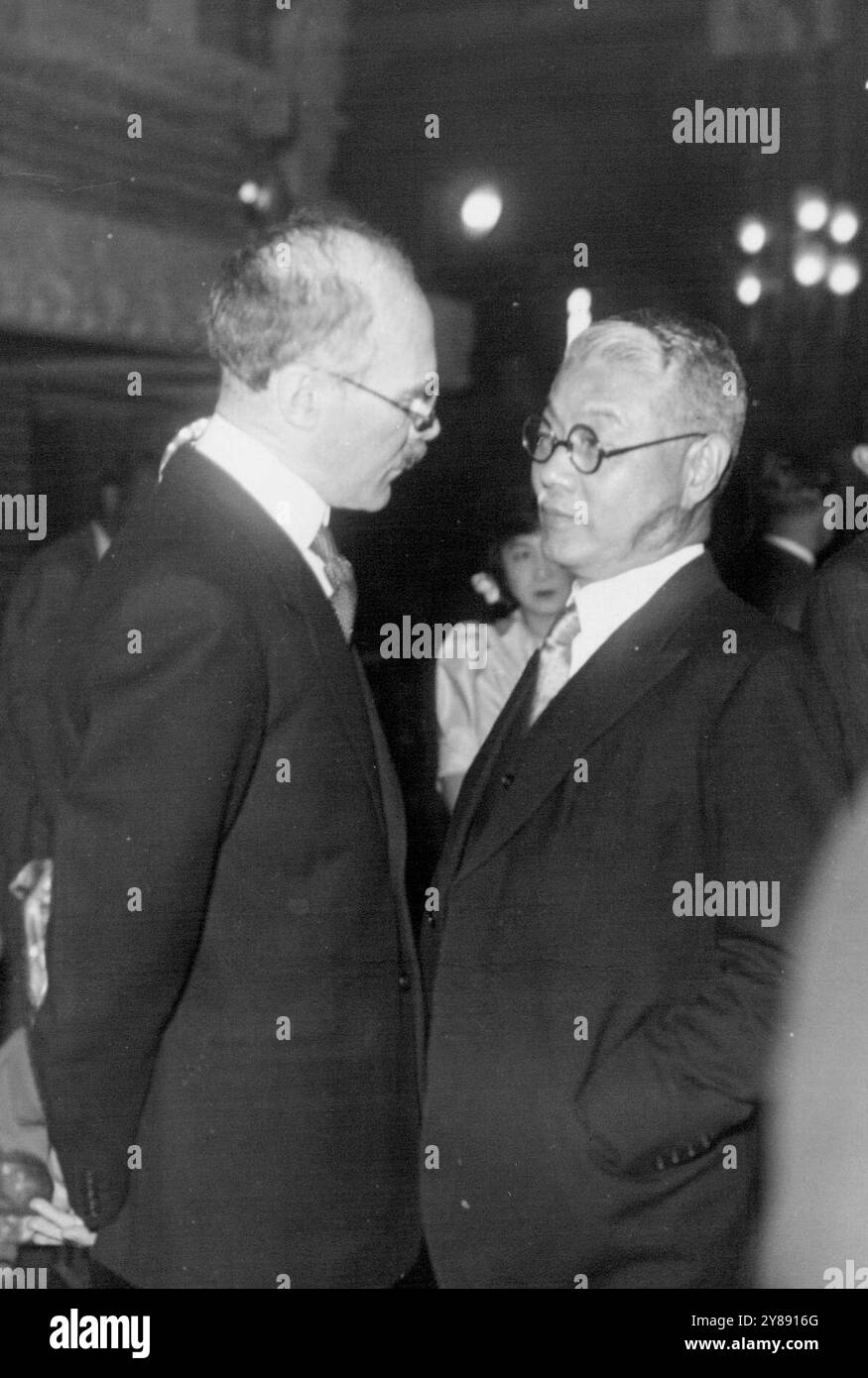 Foreign Minister and British Ambassador -- Mr. Hachiro Arita, Foreign ...