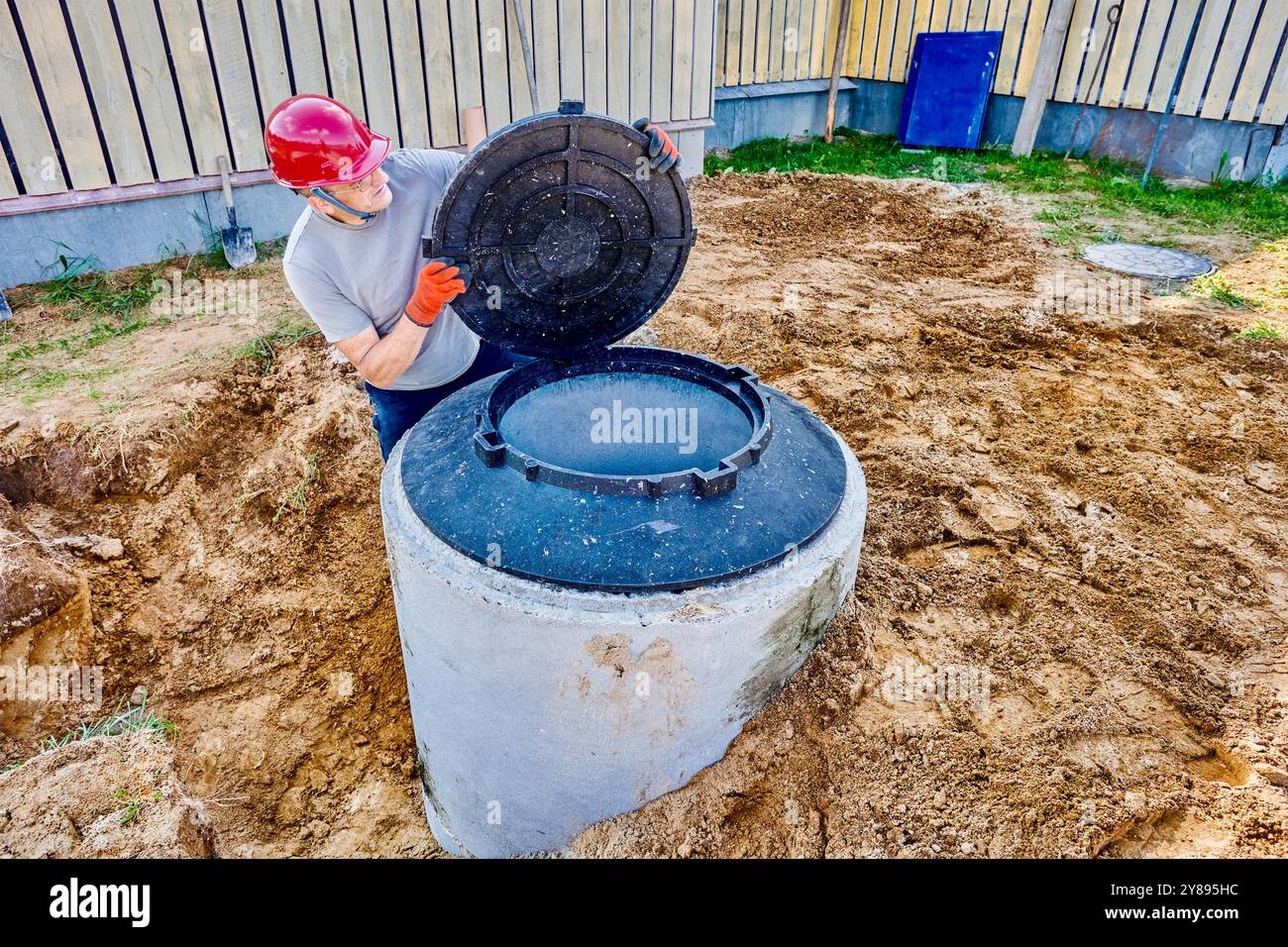 Manhole cover with support ring for well of an autonomous sewerage ...