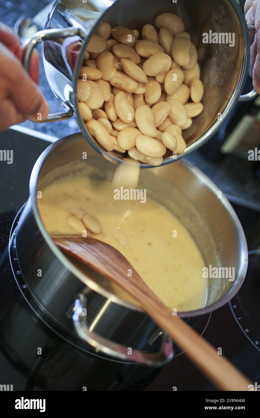 Swabian cuisine, preparation of broad beans with yeast dumplings, broad ...