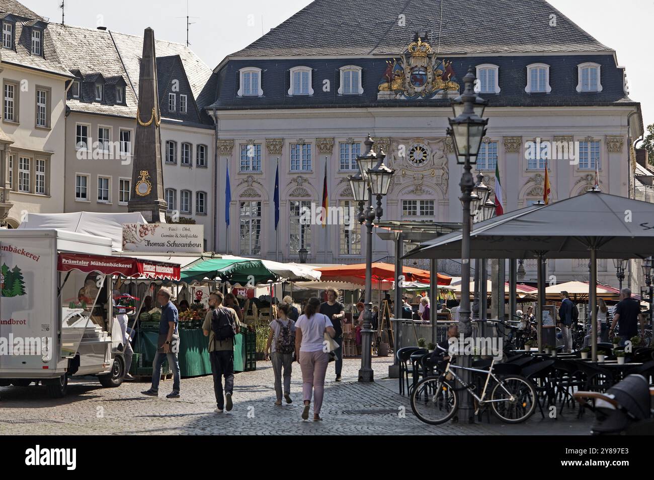 Market day on the market square, Old Town Hall, Bonn, North Rhine ...
