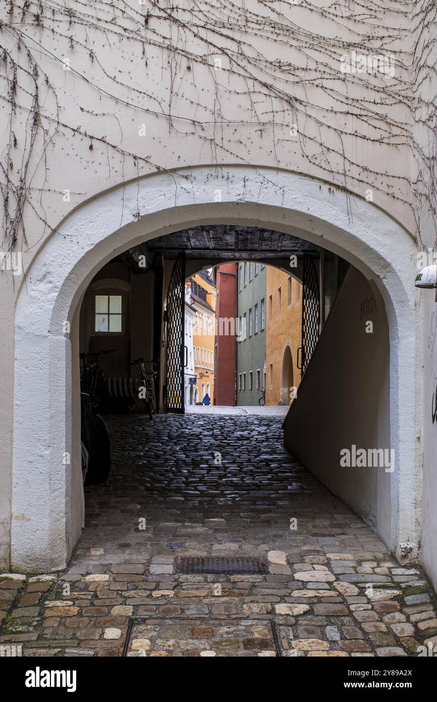 Old empty passageway town hi-res stock photography and images - Alamy