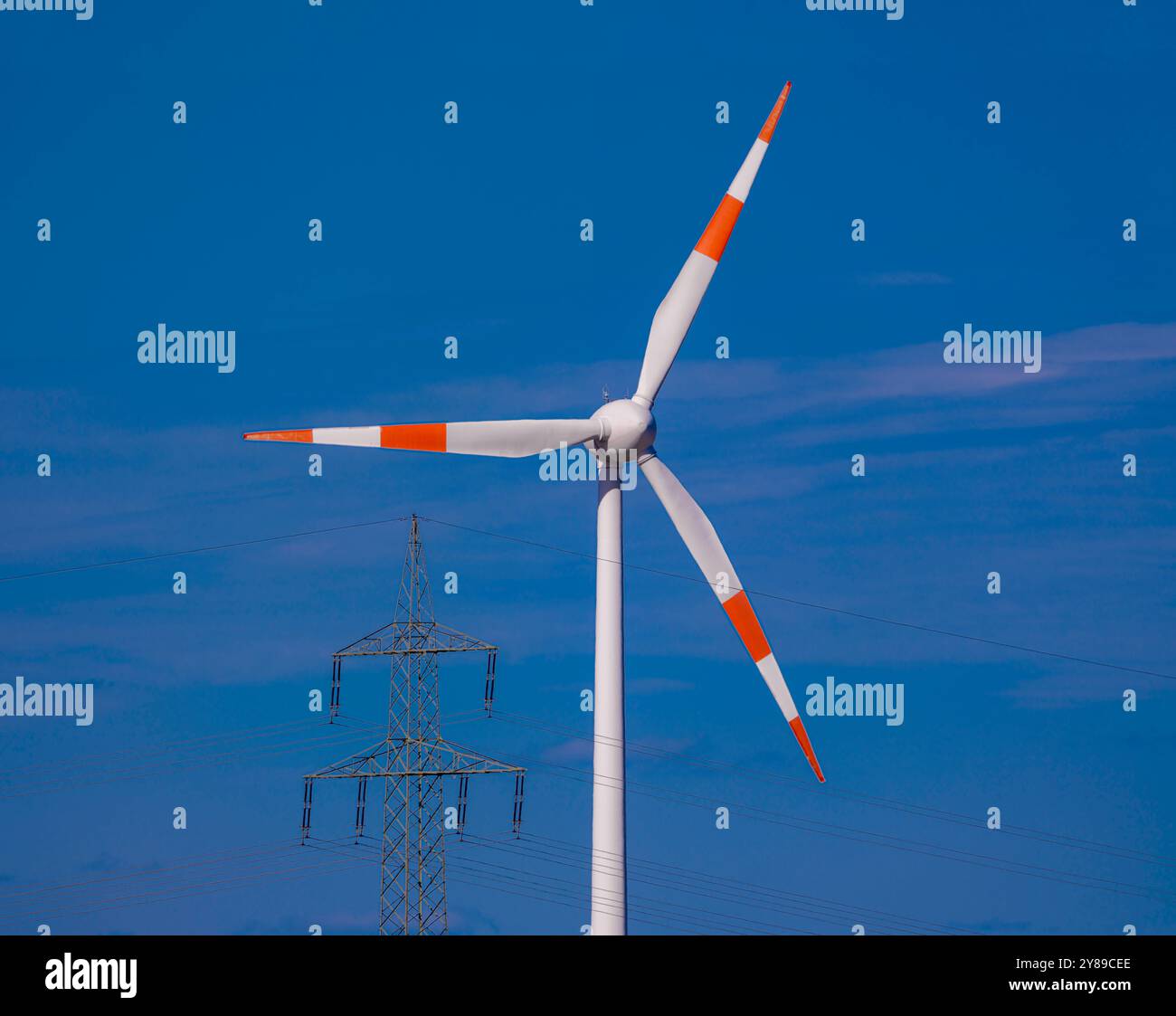 Windrad und Hochspannungsmasten mit Stromleitungen im Windpark Schacht ...