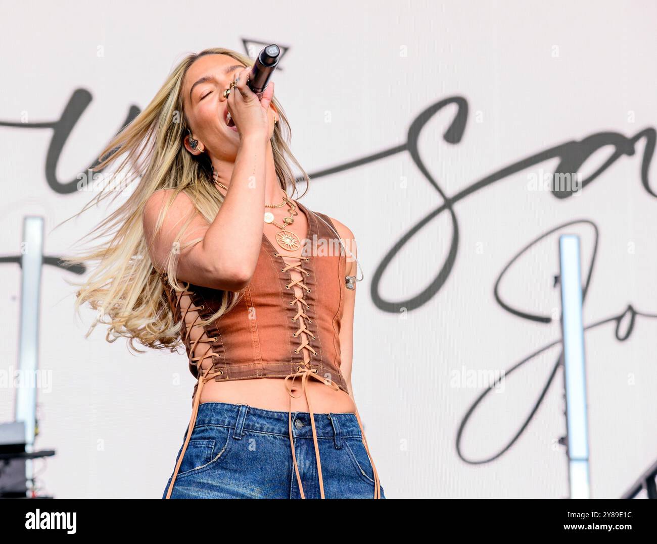 Louisa Johnson performing at Camper calling 2024 Featuring: Louisa ...