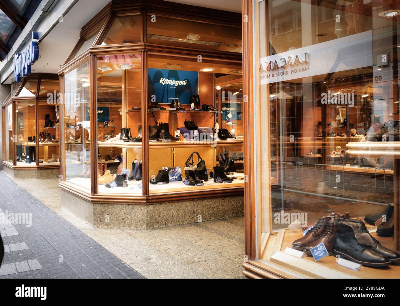Old fashioned shoe store hi-res stock photography and images - Alamy