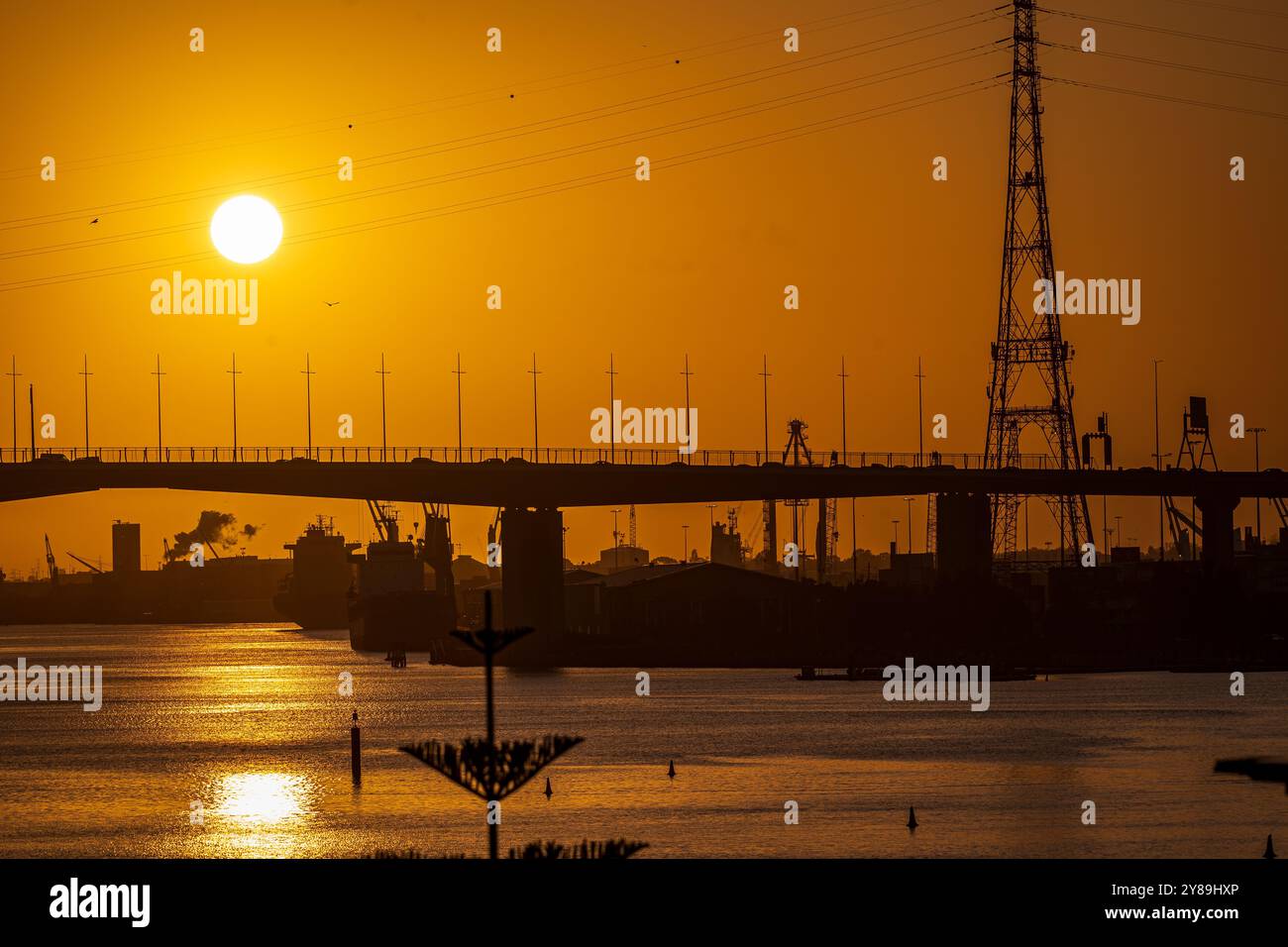 Urban sunset over Victoria Harbour, Docklands, Melbourne, Australia ...