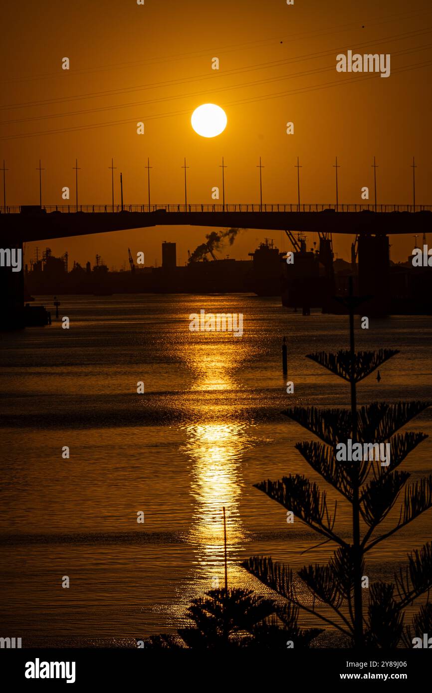 Urban sunset over Victoria Harbour, Docklands, Melbourne, Victoria ...