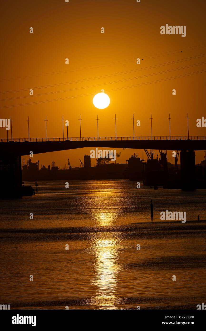 Urban sunset over Victoria Harbour, Docklands, Melbourne, Victoria ...