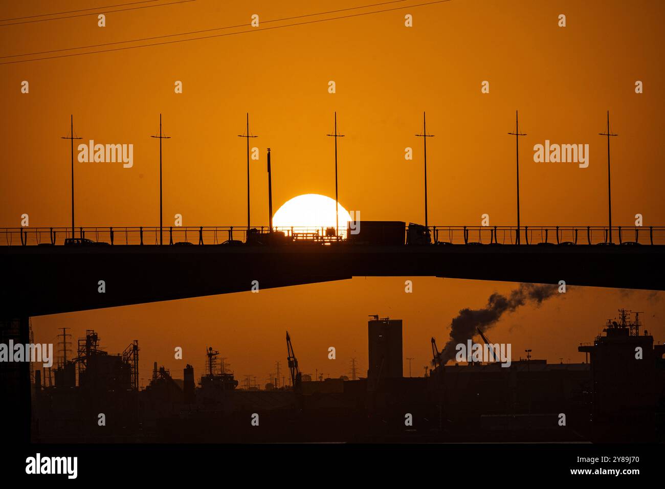 Urban sunset over Victoria Harbour, Docklands, Melbourne, Australia ...