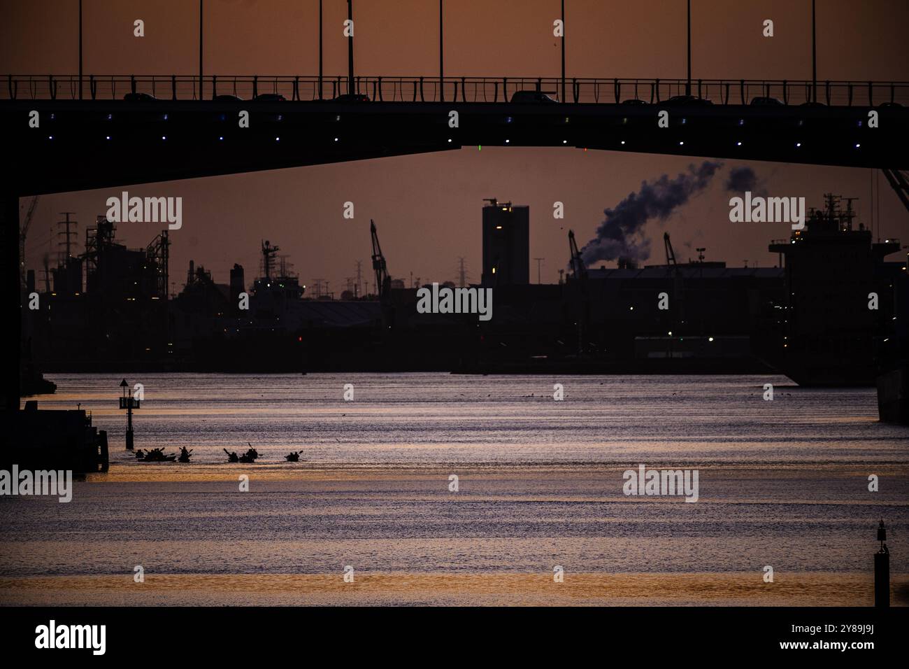 Urban sunset over Victoria Harbour, Docklands, Melbourne, Victoria ...