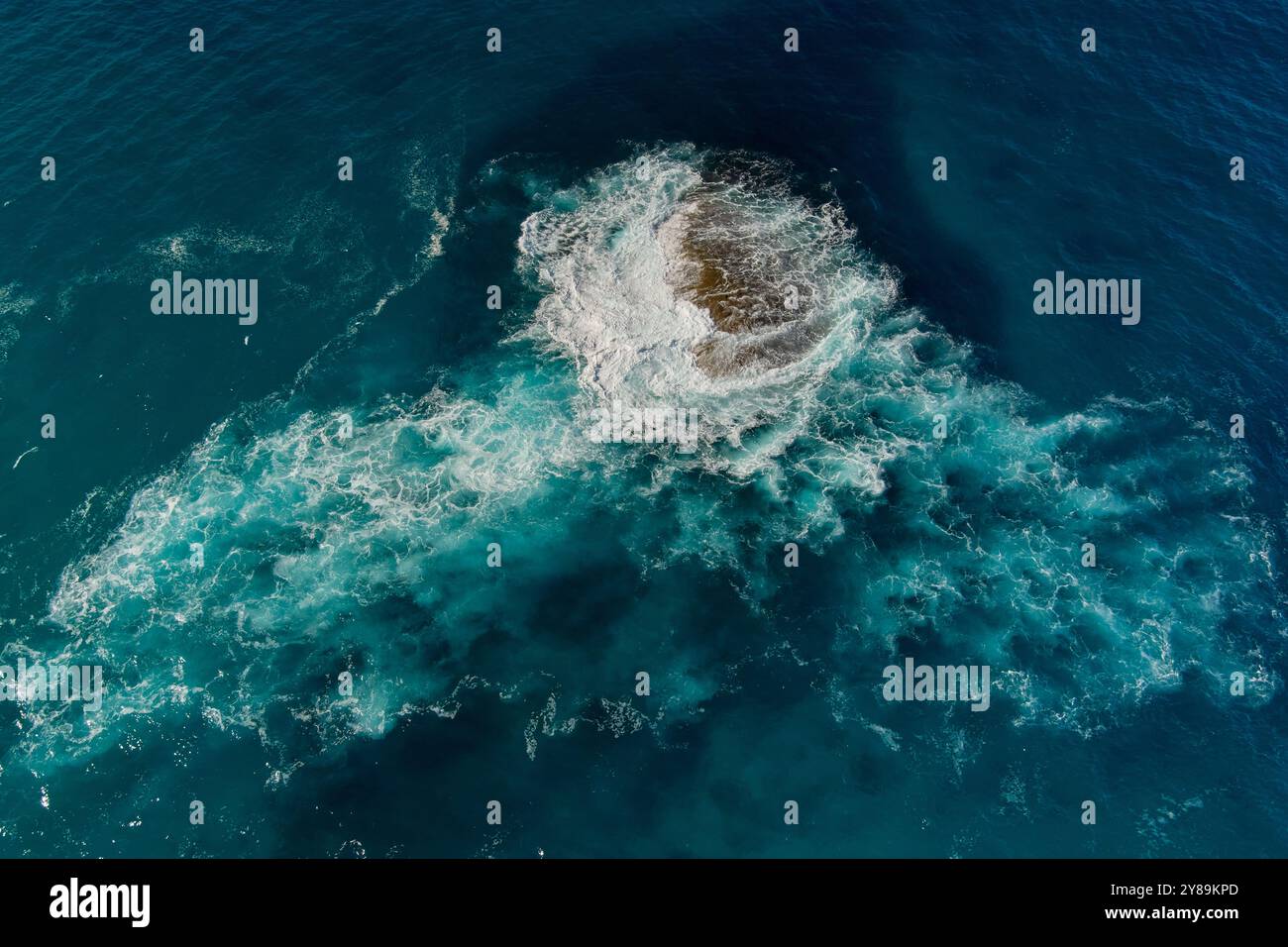 Rocky outcrop in ocean waves hi-res stock photography and images - Alamy