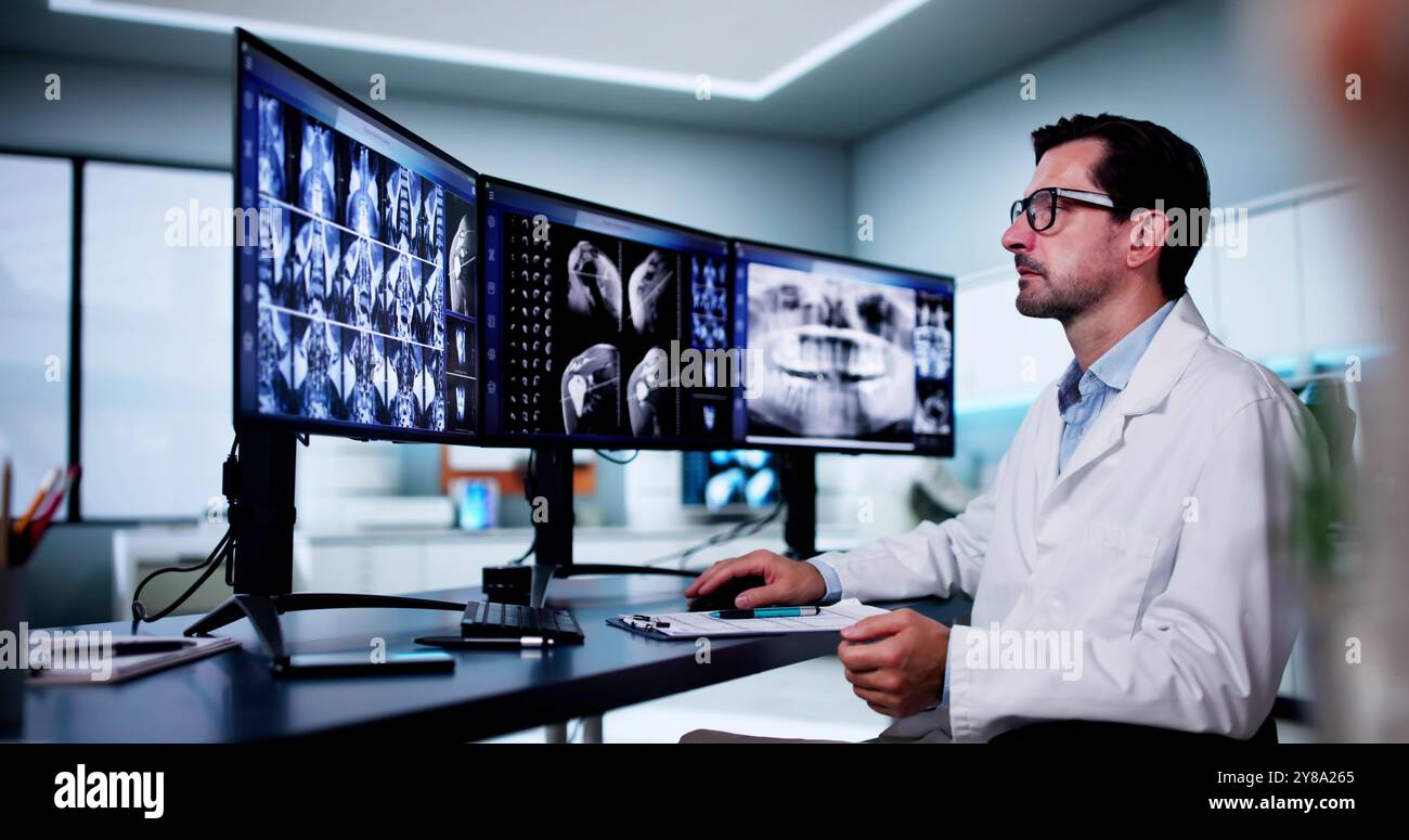 Doctor Screening Knee Bone X Ray On Computer Stock Photo - Alamy