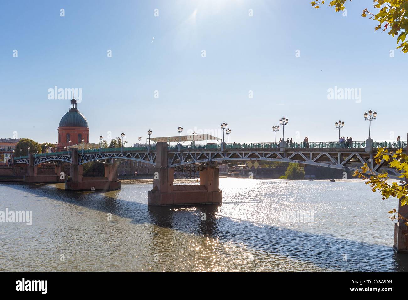 Golden sunset over Garonne river with views on the the pedestrian Saint ...