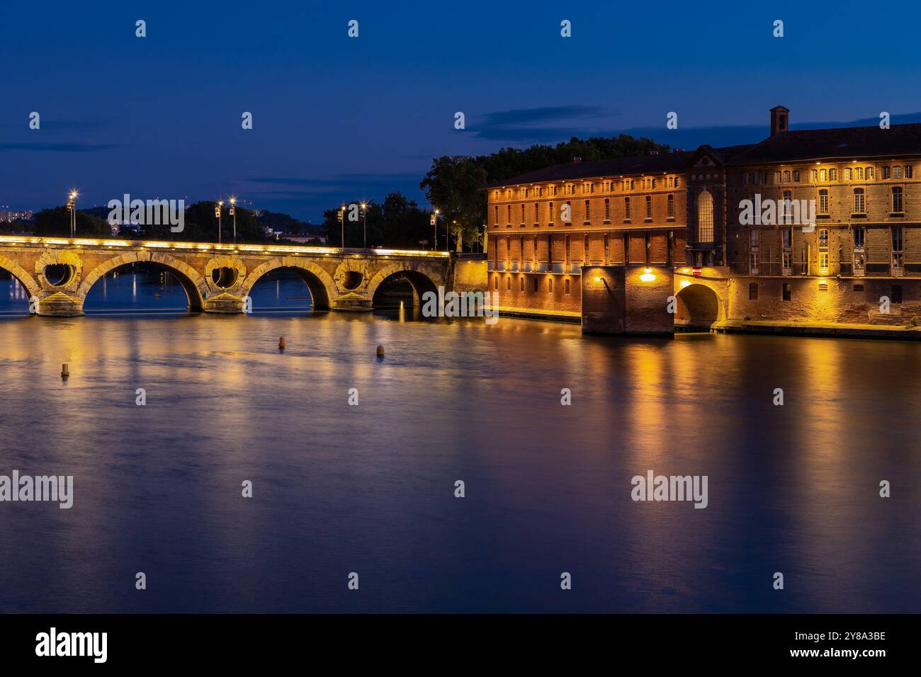 Golden sunset over the Garonne river and Pont Neuf in downtown Toulouse ...