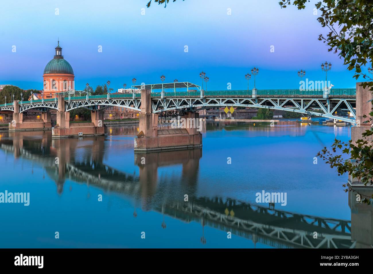 Golden sunset over Garonne river with views on the the pedestrian Saint ...