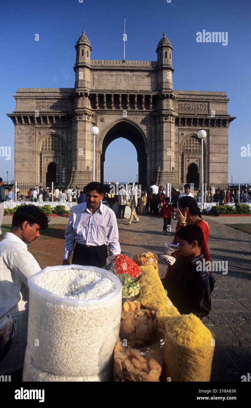 Indai, Mumbai, Food/snack vendor outside the Gateway of India the Icon ...