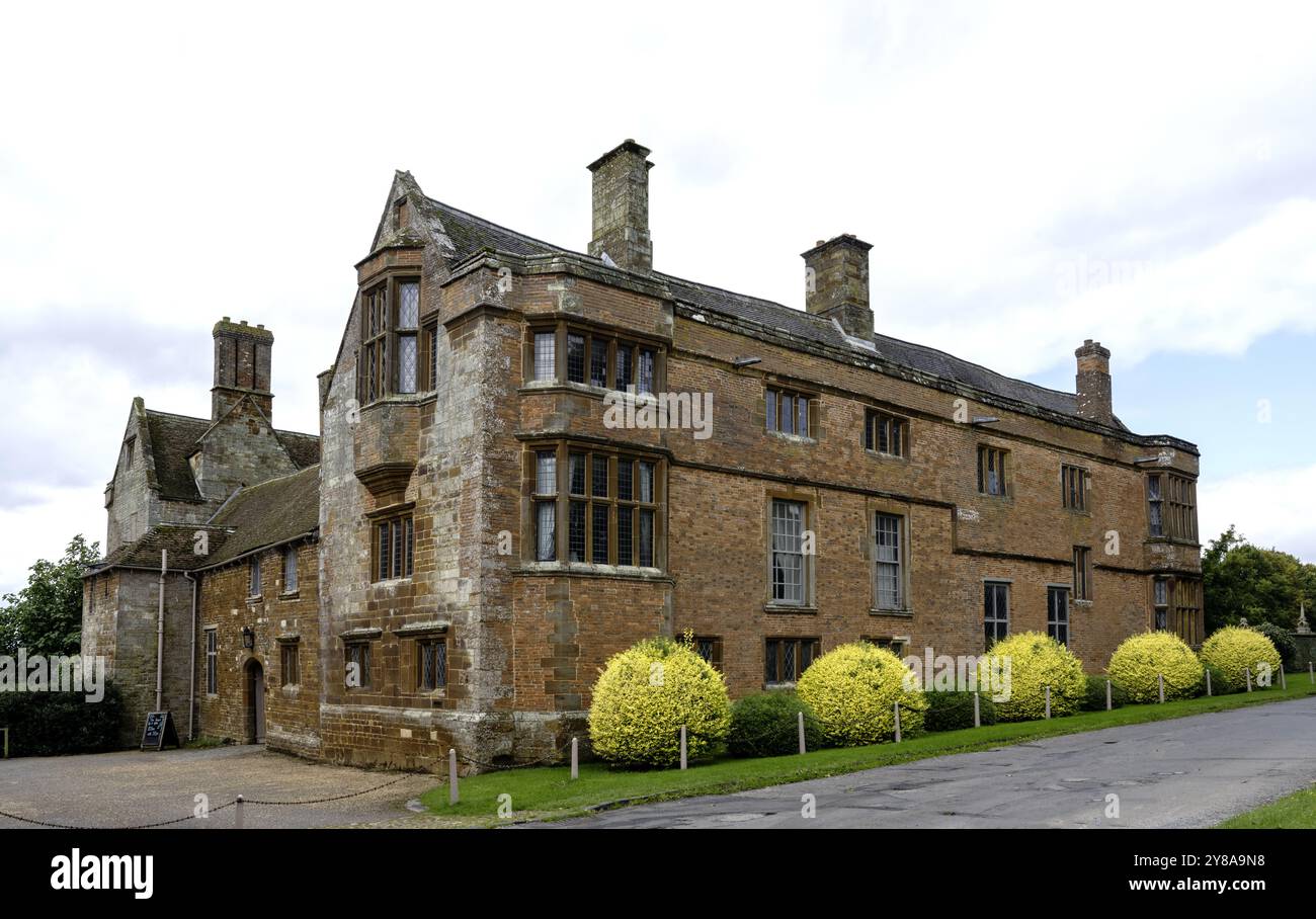 Canons Ashby House Grade I listed Elizabethan manor house, Canons Ashby ...