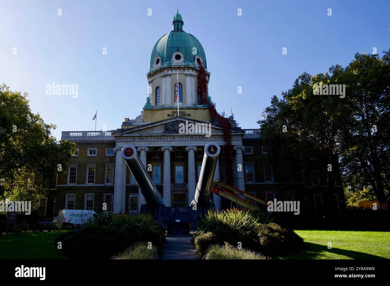 Royal Navy 15-inch Mk I naval guns. Imperial War Museum, Lambeth Road ...