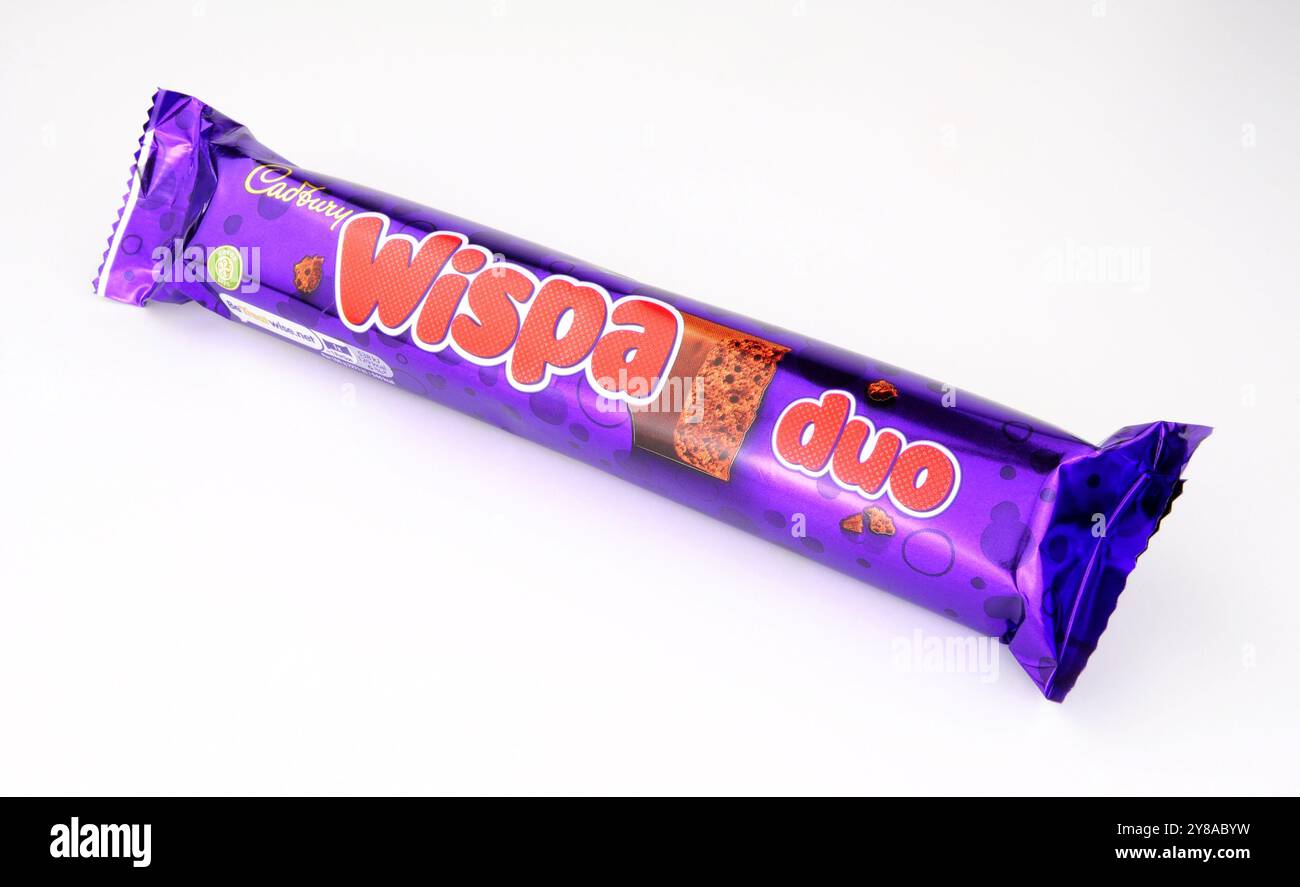 Cadbury Wispa duo chocolate bars velvety milk chocolate packed with tiny air bubbles Stock Photo ...