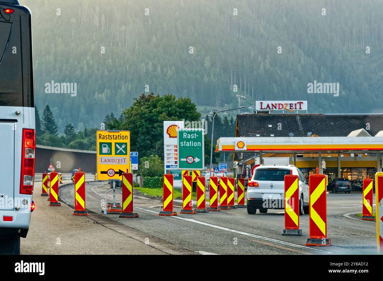 Tankstop an der Autobahn. Zufahrt zur Tankstelle und Raststation an der ...