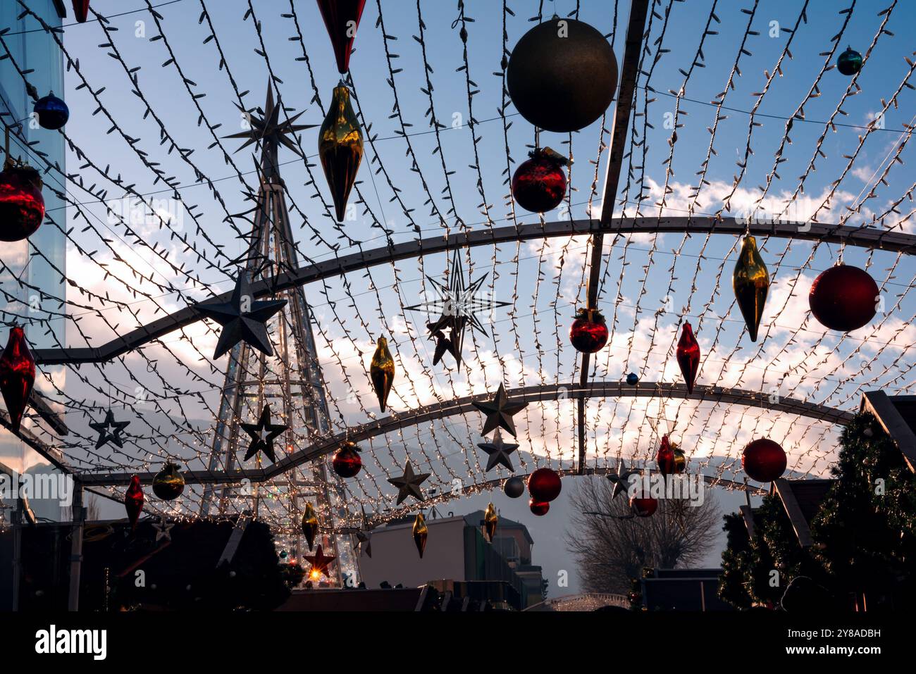 Christmas market with traditional Christmas decorations Stock Photo - Alamy