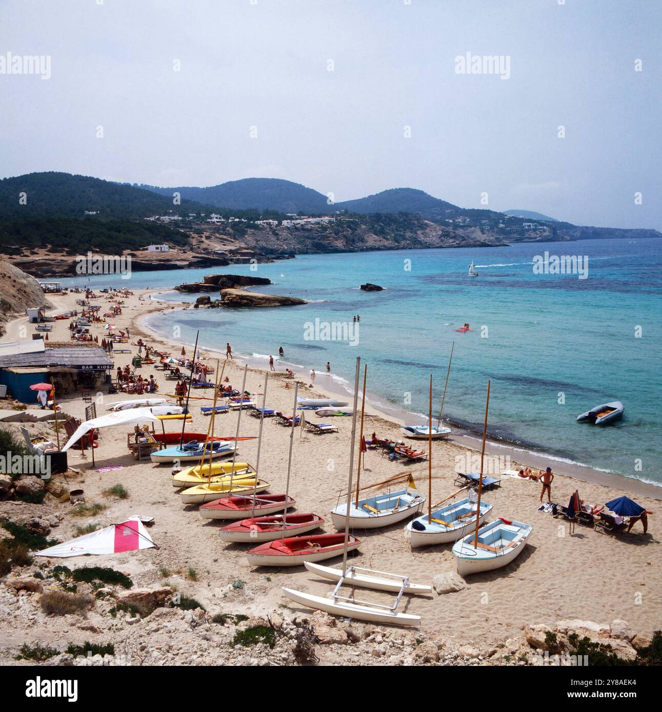 Badende im Meer am Strand von Cala Tarida auf Ibiza, Spanien um 1982 ...