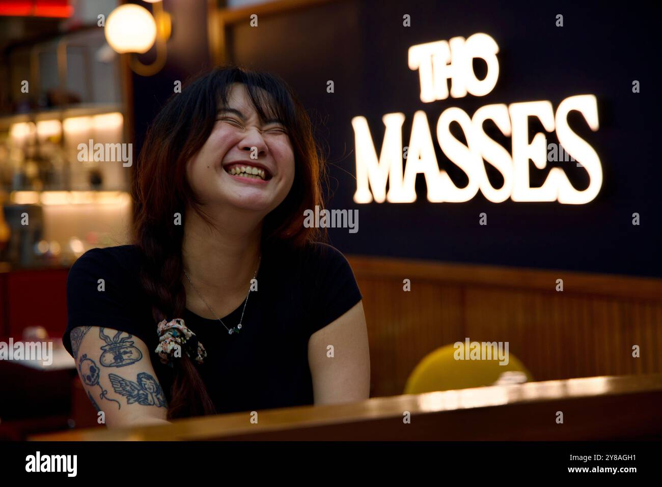 Lady server hi-res stock photography and images - Alamy