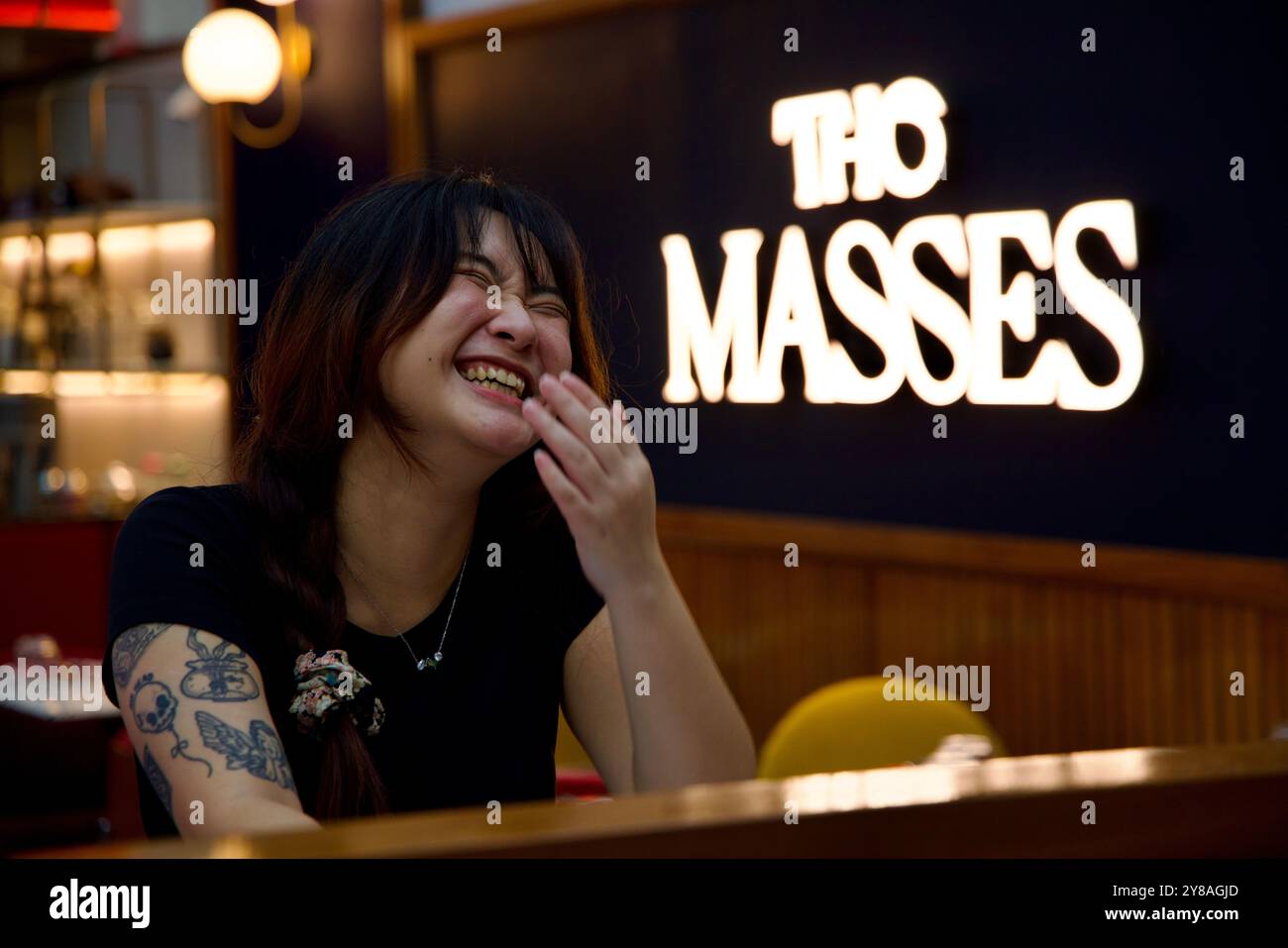 Lady server hi-res stock photography and images - Alamy