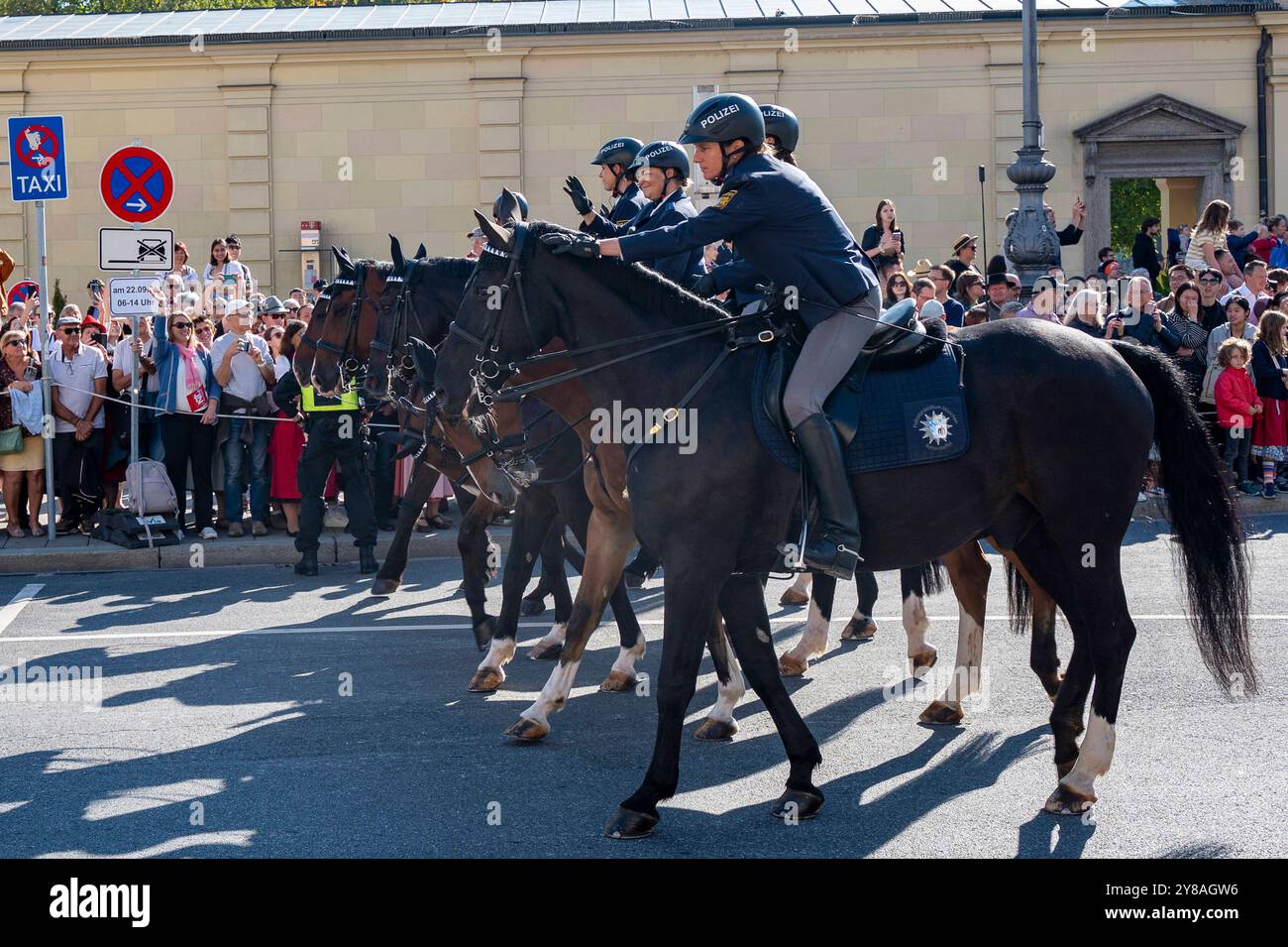 Muenchen, Trachten-und Schuetzenzug zum 189. Oktoberfest auf der ...
