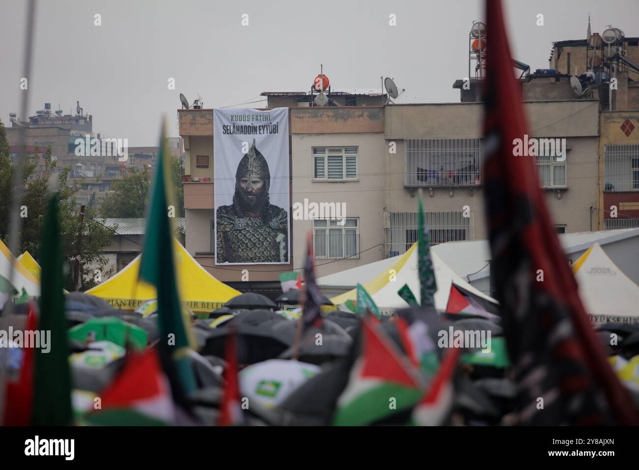 Gaziantep, Turkiye. 19 November 2023. Hundreds of people weaving the ...
