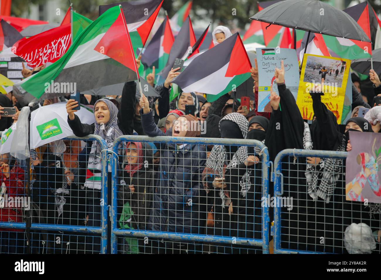 Gaziantep, Turkiye. 19 November 2023. Hundreds of people weaving the ...