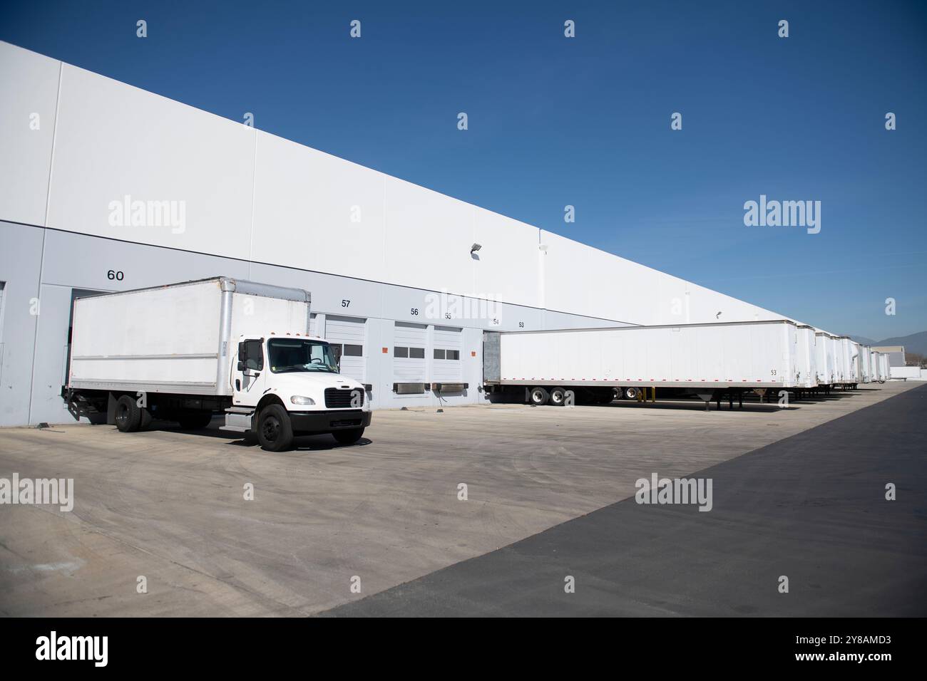 White box truck trailer parked at distribution warehouse bay Stock ...
